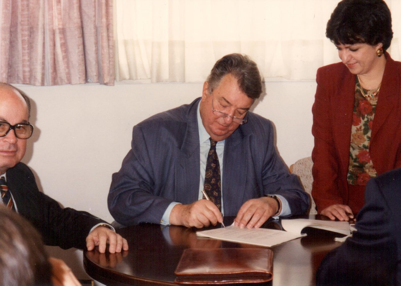 1989 ΝΕΟ ΚΤΙΡΙΟ ΟΒΙ ΥΠΟΓΡΑΦΗ ΣΥΜΒΟΛΑΙΩΝ – Διοικητική Ιστορία ΟΒΙ