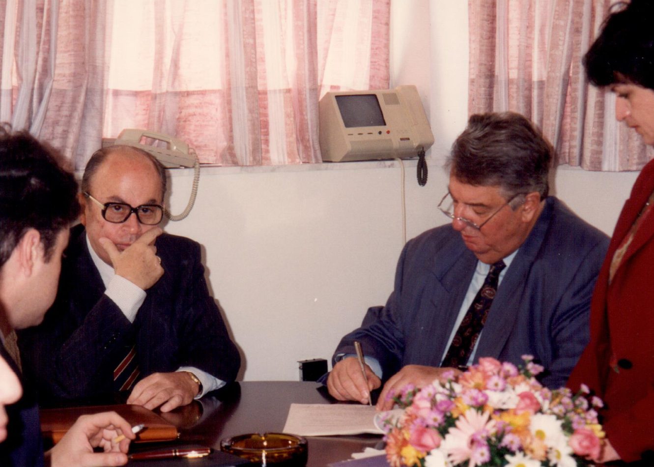 1989 ΝΕΟ ΚΤΙΡΙΟ ΟΒΙ ΥΠΟΓΡΑΦΗ ΣΥΜΒΟΛΑΙΩΝ – Διοικητική Ιστορία ΟΒΙ