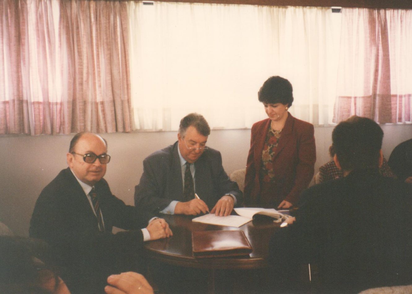 1989 ΝΕΟ ΚΤΙΡΙΟ ΟΒΙ ΥΠΟΓΡΑΦΗ ΣΥΜΒΟΛΑΙΩΝ – Διοικητική Ιστορία ΟΒΙ